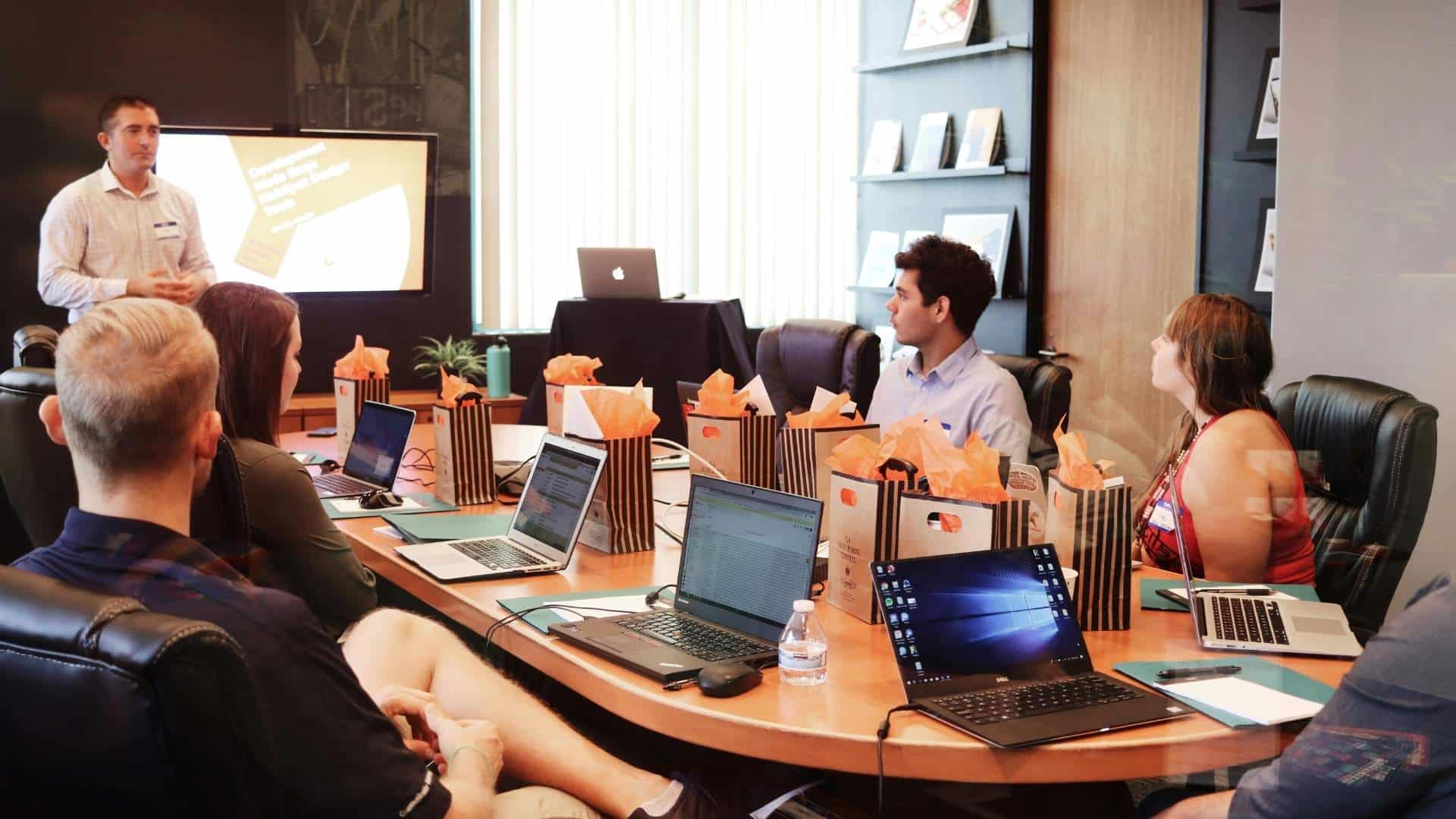 Por qué elegir un CRM low code en 2025: GUÍA COMPLETA